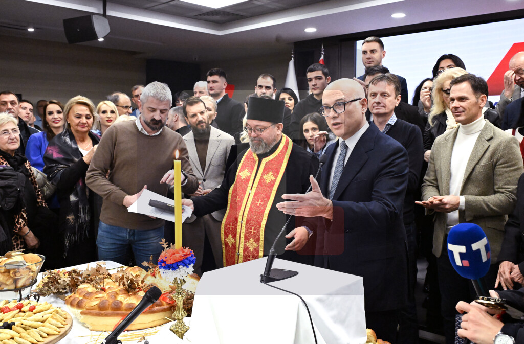 Vučević uneo badnjak u prostorije SNS: Sačuvaćemo državu! - Tanjug