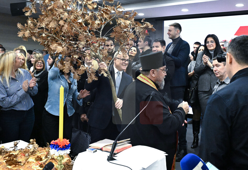 Vučević uneo badnjak u prostorije SNS: Sačuvaćemo državu! - Tanjug