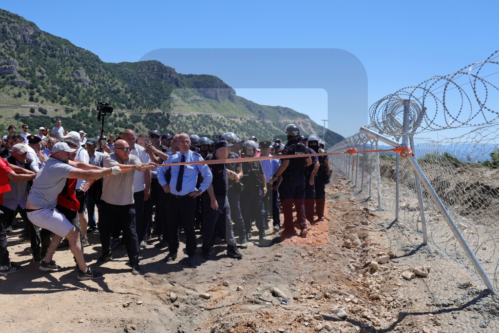 Albanija: Demonstranti srušili ogradu oko gradilišta odmarališta ...